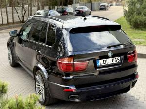 Black BMW X5 2012 in Vilnius, with an engine capacity of 3.00 L and mileage of 289 thousand km for 10900 €, photo 6 on AUTOMOTO.COM.LV