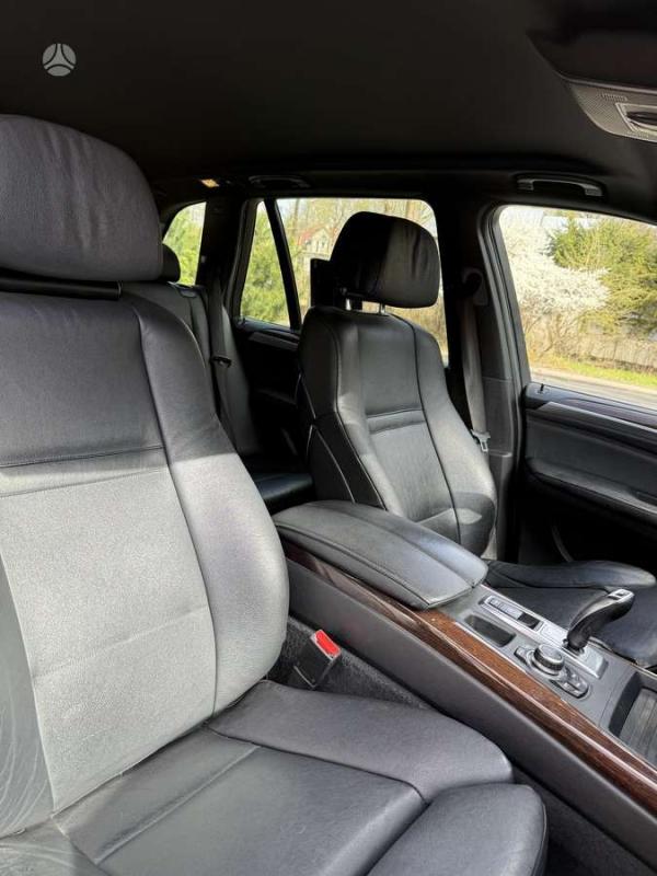 Black BMW X5 2012 in Vilnius, with an engine capacity of 3.00 L and mileage of 289 thousand km for 10900 €, photo 7 on AUTOMOTO.COM.LV