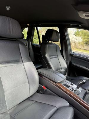Black BMW X5 2012 in Vilnius, with an engine capacity of 3.00 L and mileage of 289 thousand km for 10900 €, photo 8 on AUTOMOTO.COM.LV
