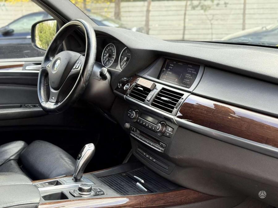 Black BMW X5 2012 in Vilnius, with an engine capacity of 3.00 L and mileage of 289 thousand km for 10900 €, photo 9 on AUTOMOTO.COM.LV