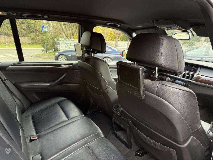 Black BMW X5 2012 in Vilnius, with an engine capacity of 3.00 L and mileage of 289 thousand km for 10900 €, photo 10 on AUTOMOTO.COM.LV