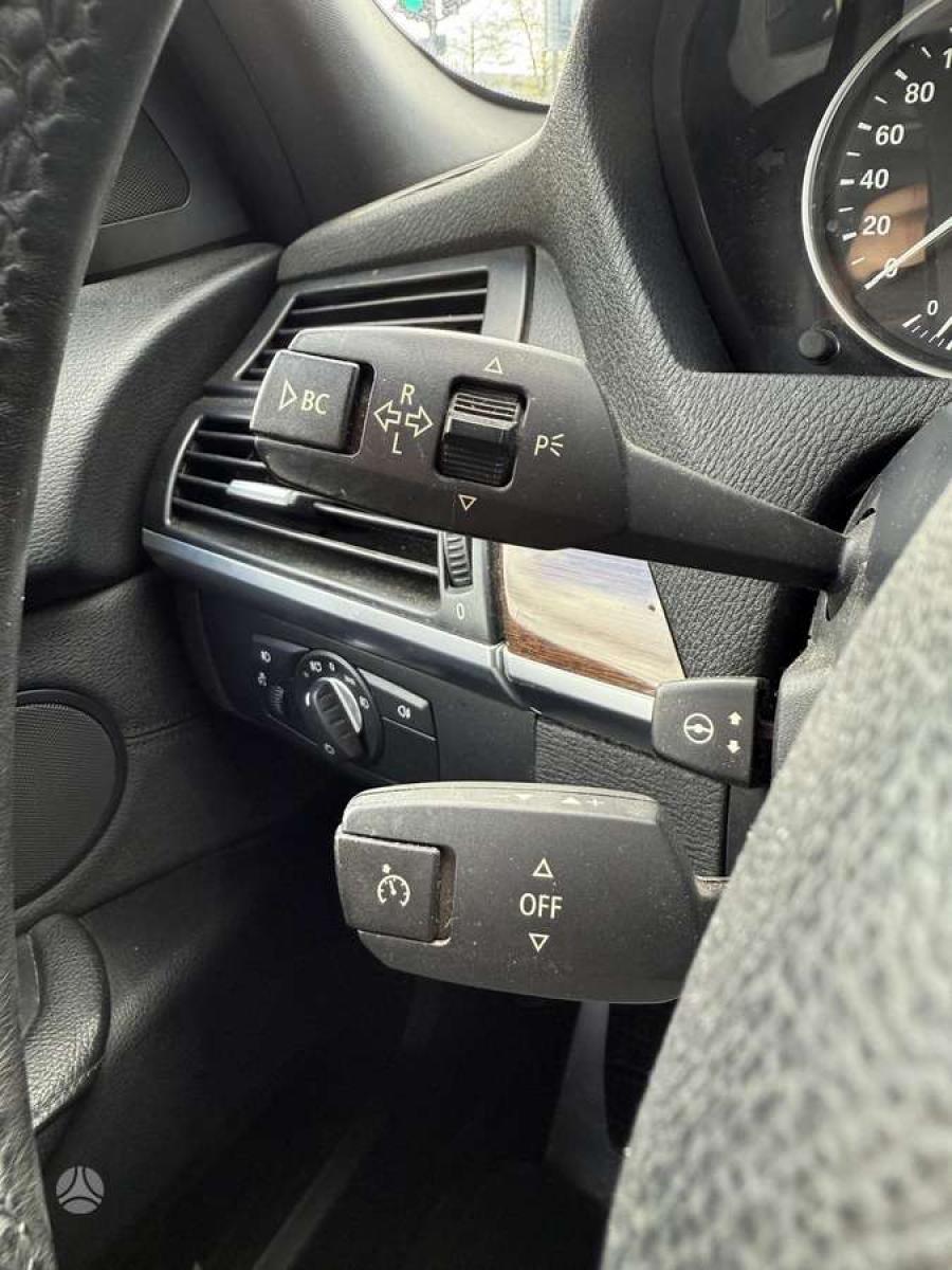 Black BMW X5 2012 in Vilnius, with an engine capacity of 3.00 L and mileage of 289 thousand km for 10900 €, photo 11 on AUTOMOTO.COM.LV