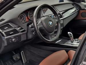 Black BMW X5 2012 in Riga, with an engine capacity of 3.00 L and mileage of 300 thousand km for 14000 €, photo 3 on AUTOMOTO.COM.LV