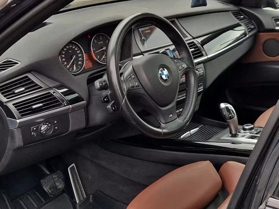 Black BMW X5 2012 in Riga, with an engine capacity of 3.00 L and mileage of 300 thousand km for 14000 €, photo 3 on AUTOMOTO.COM.LV