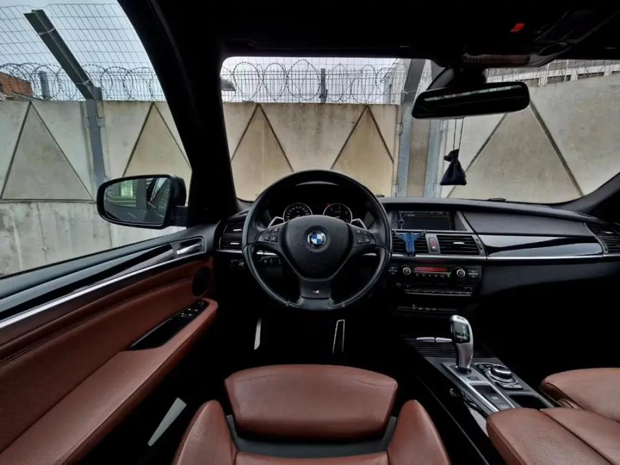Black BMW X5 2012 in Riga, with an engine capacity of 3.00 L and mileage of 300 thousand km for 14000 €, photo 5 on AUTOMOTO.COM.LV
