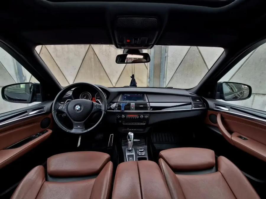 Black BMW X5 2012 in Riga, with an engine capacity of 3.00 L and mileage of 300 thousand km for 14000 €, photo 6 on AUTOMOTO.COM.LV