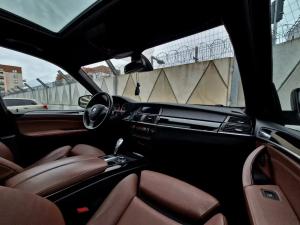 Black BMW X5 2012 in Riga, with an engine capacity of 3.00 L and mileage of 300 thousand km for 14000 €, photo 7 on AUTOMOTO.COM.LV