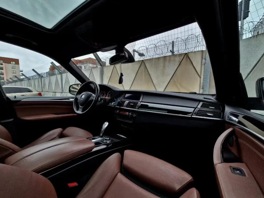 Black BMW X5 2012 in Riga, with an engine capacity of 3.00 L and mileage of 300 thousand km for 14000 €, photo 7 on AUTOMOTO.COM.LV