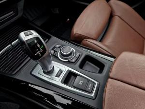 Black BMW X5 2012 in Riga, with an engine capacity of 3.00 L and mileage of 300 thousand km for 14000 €, photo 16 on AUTOMOTO.COM.LV