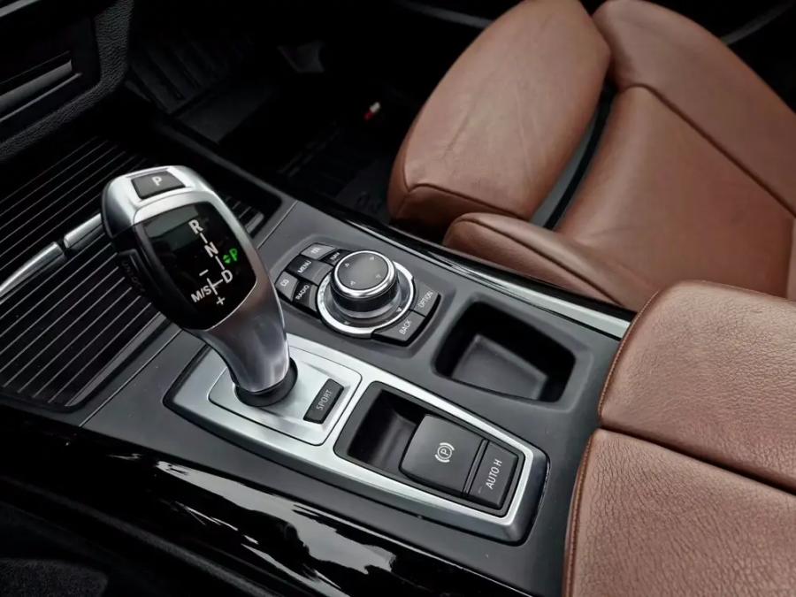 Black BMW X5 2012 in Riga, with an engine capacity of 3.00 L and mileage of 300 thousand km for 14000 €, photo 16 on AUTOMOTO.COM.LV