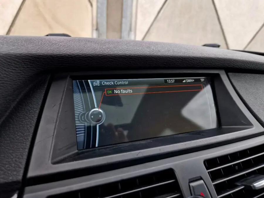 Black BMW X5 2012 in Riga, with an engine capacity of 3.00 L and mileage of 300 thousand km for 14000 €, photo 19 on AUTOMOTO.COM.LV