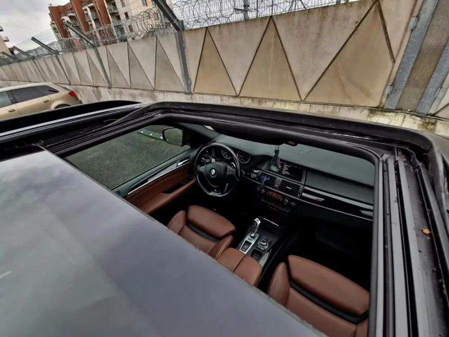 Black BMW X5 2012 in Riga, with an engine capacity of 3.00 L and mileage of 300 thousand km for 14000 €, photo 26 on AUTOMOTO.COM.LV