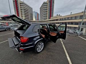 Black BMW X5 2012 in Riga, with an engine capacity of 3.00 L and mileage of 300 thousand km for 14000 €, photo 32 on AUTOMOTO.COM.LV