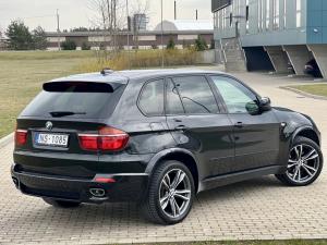 Black BMW X5 2012 in Riga, with an engine capacity of 3.00 L and mileage of 263 thousand km for 15990 €, photo 3 on AUTOMOTO.COM.LV