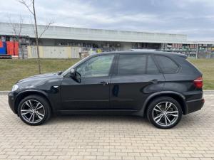 Black BMW X5 2012 in Riga, with an engine capacity of 3.00 L and mileage of 263 thousand km for 15990 €, photo 15 on AUTOMOTO.COM.LV