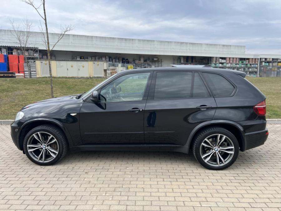 Black BMW X5 2012 in Riga, with an engine capacity of 3.00 L and mileage of 263 thousand km for 15990 €, photo 15 on AUTOMOTO.COM.LV