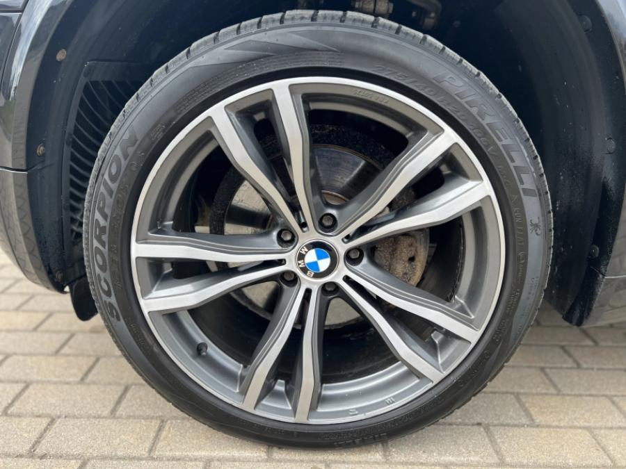 Black BMW X5 2012 in Riga, with an engine capacity of 3.00 L and mileage of 263 thousand km for 15990 €, photo 19 on AUTOMOTO.COM.LV