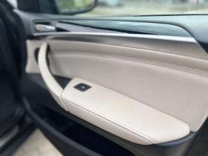 Black BMW X5 2012 in Riga, with an engine capacity of 3.00 L and mileage of 263 thousand km for 15990 €, photo 21 on AUTOMOTO.COM.LV