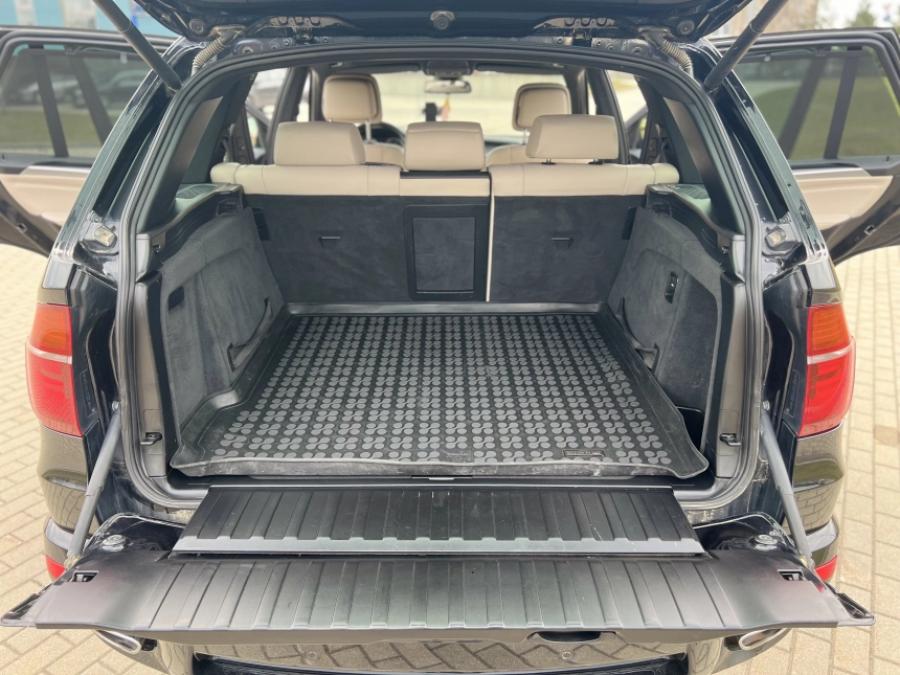 Black BMW X5 2012 in Riga, with an engine capacity of 3.00 L and mileage of 263 thousand km for 15990 €, photo 28 on AUTOMOTO.COM.LV