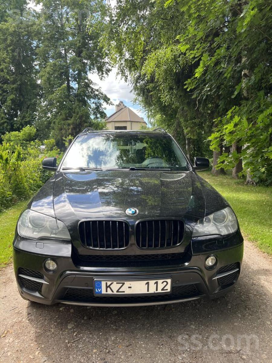 Black BMW X5 2012 in Riga, with an engine capacity of 3.00 L and mileage of 324 thousand km for 11500 €, photo 1 on AUTOMOTO.COM.LV