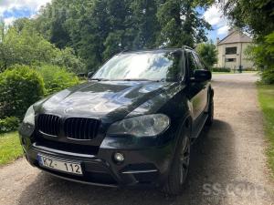 Black BMW X5 2012 in Riga, with an engine capacity of 3.00 L and mileage of 324 thousand km for 11500 €, photo 3 on AUTOMOTO.COM.LV