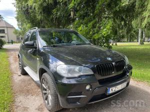 Black BMW X5 2012 in Riga, with an engine capacity of 3.00 L and mileage of 324 thousand km for 11500 €, photo 4 on AUTOMOTO.COM.LV
