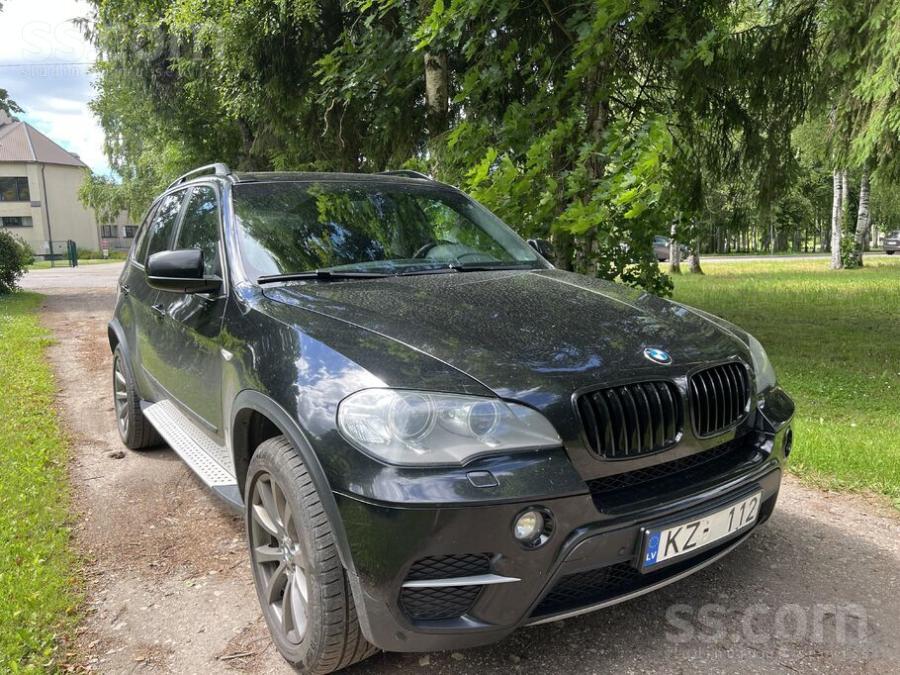 Black BMW X5 2012 in Riga, with an engine capacity of 3.00 L and mileage of 324 thousand km for 11500 €, photo 4 on AUTOMOTO.COM.LV