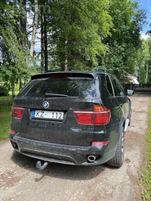 Black BMW X5 2012 in Riga, with an engine capacity of 3.00 L and mileage of 324 thousand km for 11500 €, photo 6 on AUTOMOTO.COM.LV