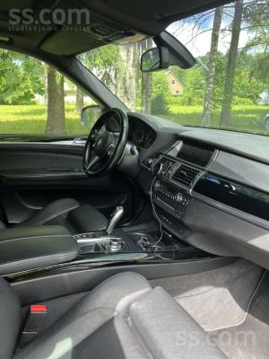 Black BMW X5 2012 in Riga, with an engine capacity of 3.00 L and mileage of 324 thousand km for 11500 €, photo 10 on AUTOMOTO.COM.LV