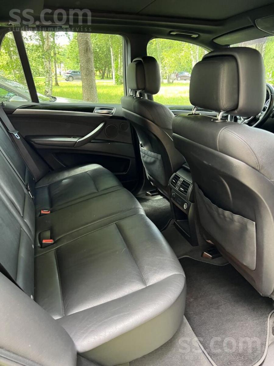 Black BMW X5 2012 in Riga, with an engine capacity of 3.00 L and mileage of 324 thousand km for 11500 €, photo 11 on AUTOMOTO.COM.LV