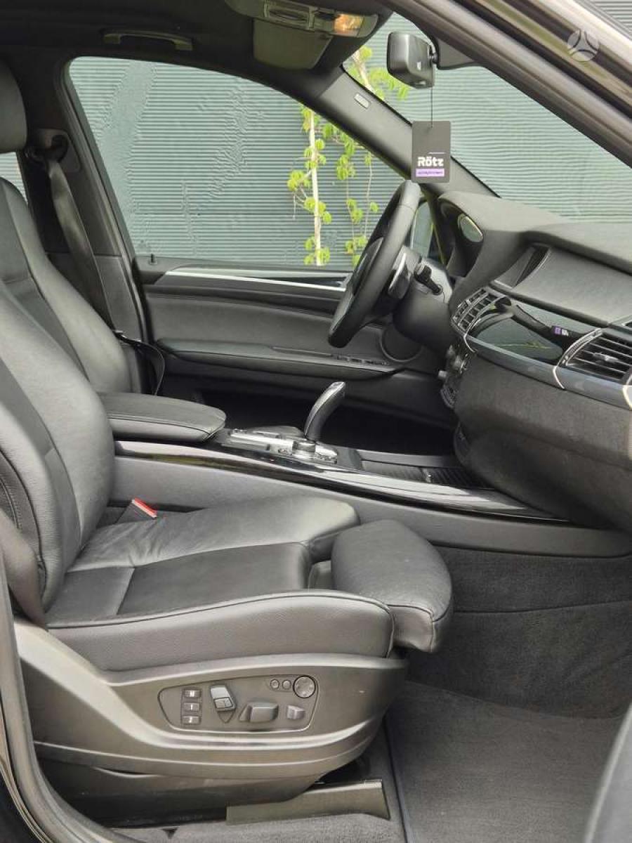 Black BMW X5 2012 in Vilnius, with an engine capacity of 2.99 L and mileage of 222 thousand km for 12500 €, photo 14 on AUTOMOTO.COM.LV