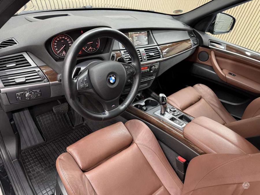 Black BMW X5 2012 in Marijampole, with an engine capacity of 2.99 L and mileage of 291 thousand km for 10750 €, photo 3 on AUTOMOTO.COM.LV