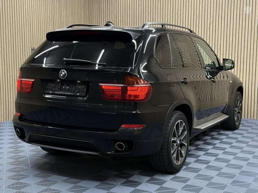 Black BMW X5 2012 in Marijampole, with an engine capacity of 2.99 L and mileage of 291 thousand km for 10750 €, photo 9 on AUTOMOTO.COM.LV