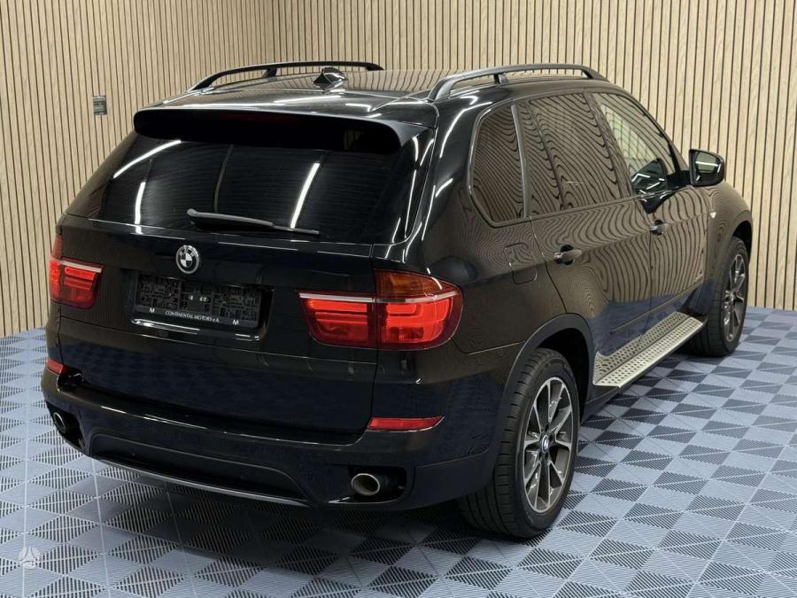 Black BMW X5 2012 in Marijampole, with an engine capacity of 2.99 L and mileage of 291 thousand km for 10750 €, photo 13 on AUTOMOTO.COM.LV