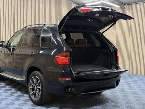 Black BMW X5 2012 in Marijampole, with an engine capacity of 2.99 L and mileage of 291 thousand km for 10750 €, photo 14 on AUTOMOTO.COM.LV