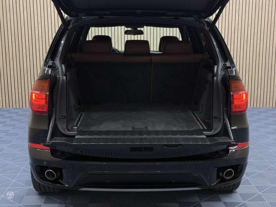 Black BMW X5 2012 in Marijampole, with an engine capacity of 2.99 L and mileage of 291 thousand km for 10750 €, photo 15 on AUTOMOTO.COM.LV