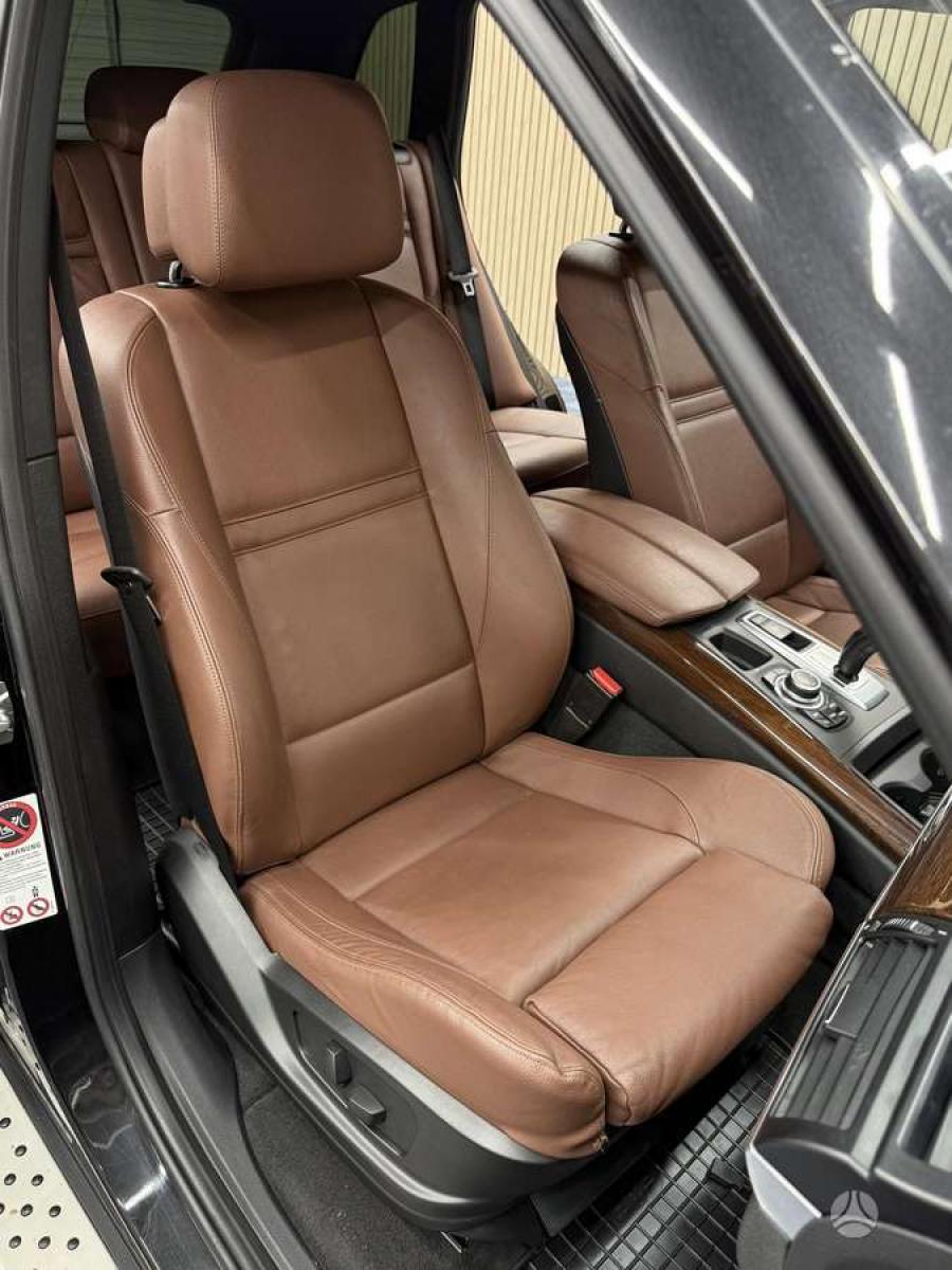 Black BMW X5 2012 in Marijampole, with an engine capacity of 2.99 L and mileage of 291 thousand km for 10750 €, photo 17 on AUTOMOTO.COM.LV