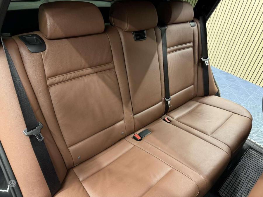 Black BMW X5 2012 in Marijampole, with an engine capacity of 2.99 L and mileage of 291 thousand km for 10750 €, photo 18 on AUTOMOTO.COM.LV