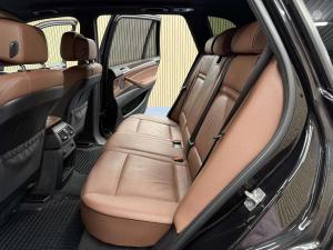 Black BMW X5 2012 in Marijampole, with an engine capacity of 2.99 L and mileage of 291 thousand km for 10750 €, photo 19 on AUTOMOTO.COM.LV