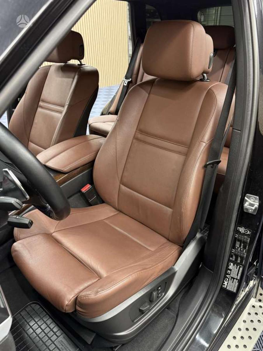 Black BMW X5 2012 in Marijampole, with an engine capacity of 2.99 L and mileage of 291 thousand km for 10750 €, photo 20 on AUTOMOTO.COM.LV