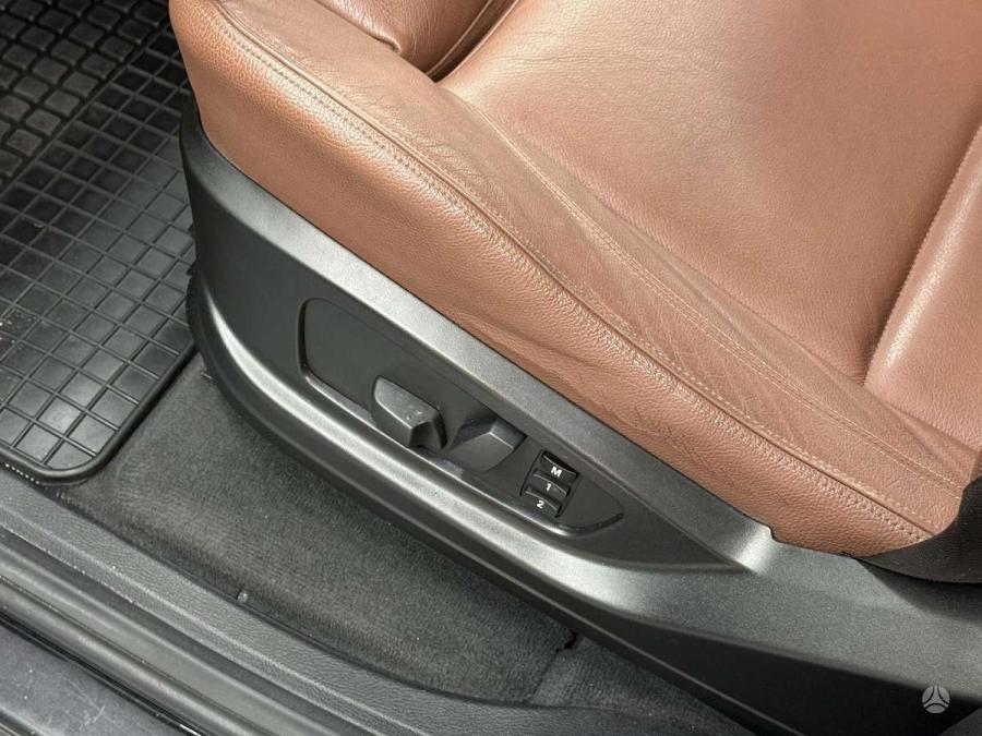 Black BMW X5 2012 in Marijampole, with an engine capacity of 2.99 L and mileage of 291 thousand km for 10750 €, photo 21 on AUTOMOTO.COM.LV