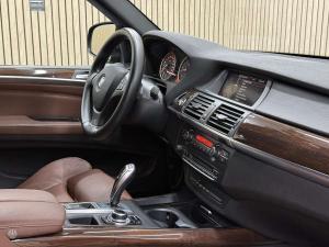 Black BMW X5 2012 in Marijampole, with an engine capacity of 2.99 L and mileage of 291 thousand km for 10750 €, photo 22 on AUTOMOTO.COM.LV