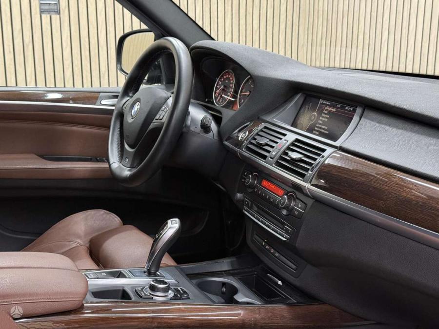 Black BMW X5 2012 in Marijampole, with an engine capacity of 2.99 L and mileage of 291 thousand km for 10750 €, photo 22 on AUTOMOTO.COM.LV