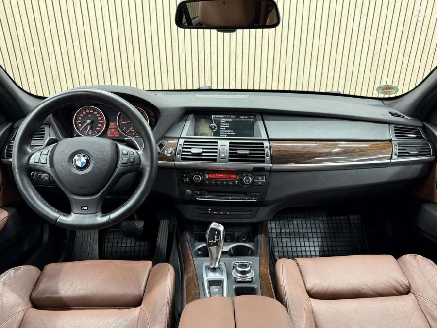 Black BMW X5 2012 in Marijampole, with an engine capacity of 2.99 L and mileage of 291 thousand km for 10750 €, photo 23 on AUTOMOTO.COM.LV