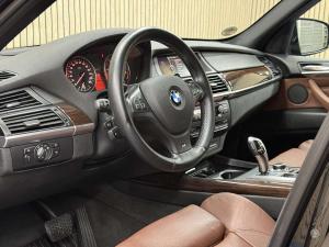 Black BMW X5 2012 in Marijampole, with an engine capacity of 2.99 L and mileage of 291 thousand km for 10750 €, photo 24 on AUTOMOTO.COM.LV