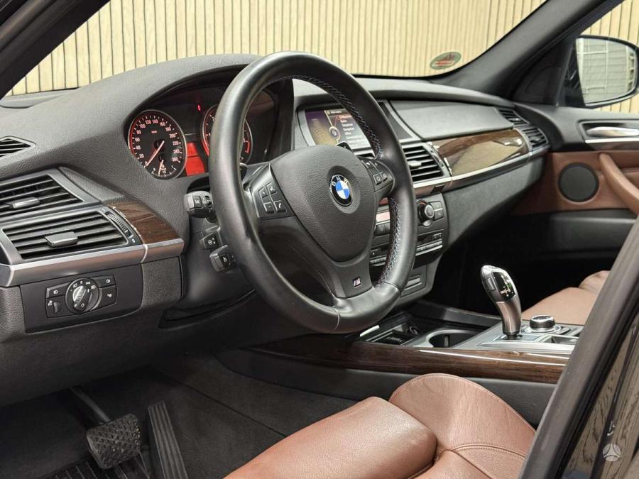 Black BMW X5 2012 in Marijampole, with an engine capacity of 2.99 L and mileage of 291 thousand km for 10750 €, photo 24 on AUTOMOTO.COM.LV