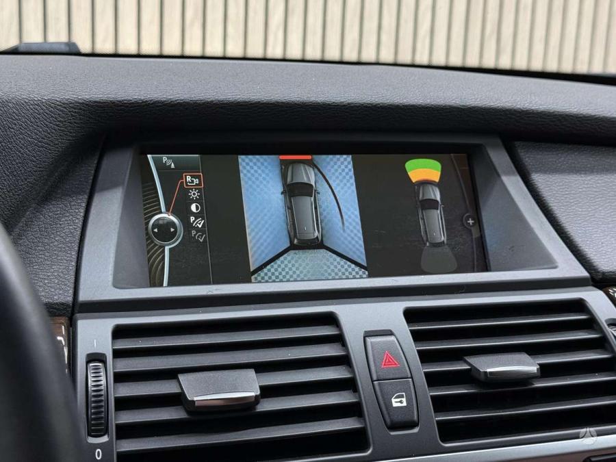Black BMW X5 2012 in Marijampole, with an engine capacity of 2.99 L and mileage of 291 thousand km for 10750 €, photo 30 on AUTOMOTO.COM.LV
