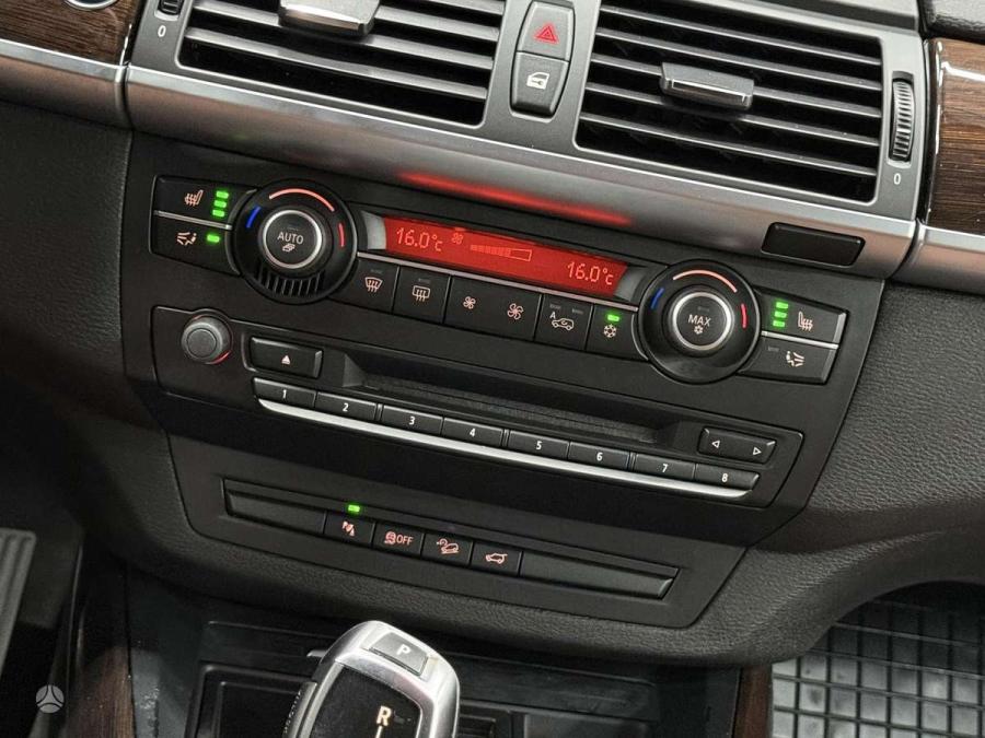 Black BMW X5 2012 in Marijampole, with an engine capacity of 2.99 L and mileage of 291 thousand km for 10750 €, photo 31 on AUTOMOTO.COM.LV