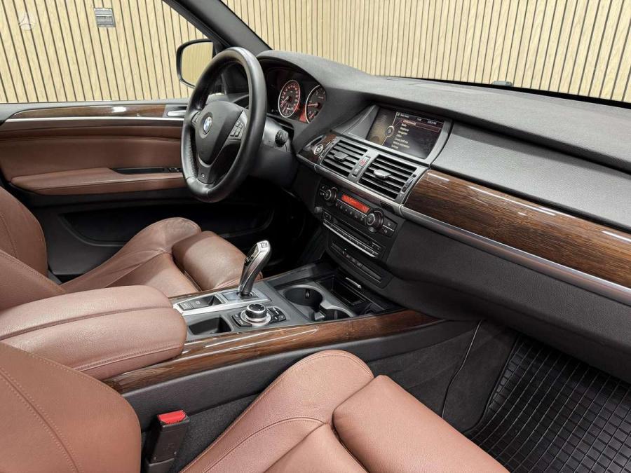Black BMW X5 2012 in Marijampole, with an engine capacity of 2.99 L and mileage of 291 thousand km for 10750 €, photo 33 on AUTOMOTO.COM.LV