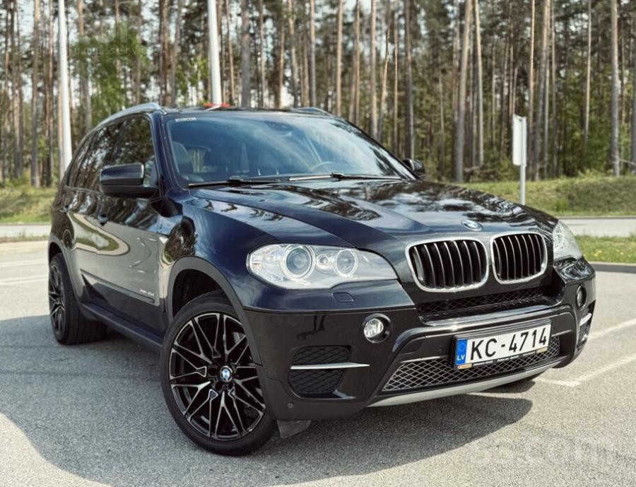 Black BMW X5 2012 in Riga, with an engine capacity of 3.00 L and mileage of 283 thousand km for 11000 €, photo 1 on AUTOMOTO.COM.LV